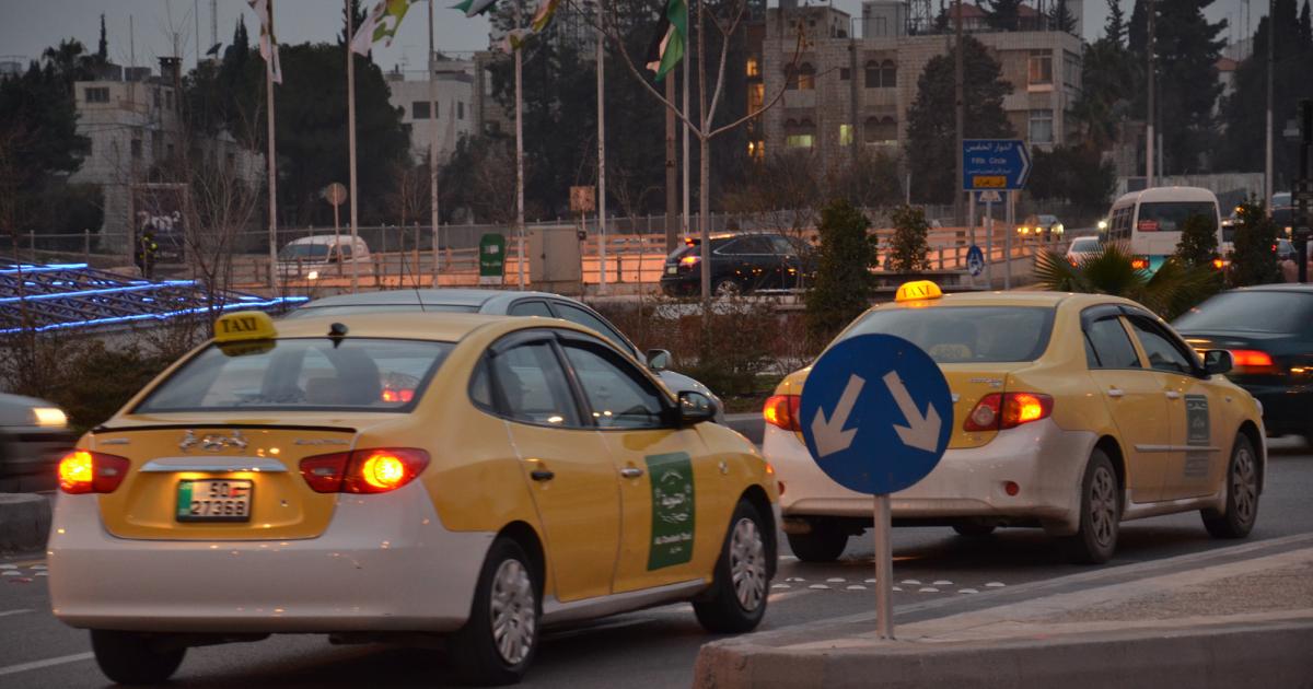 السماح للتكسي والسرفيس بالعمل خلال ساعات الحظر الليلي. | موقع عمان نت